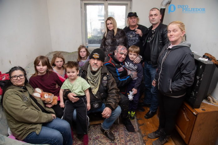 Stigla pomoć za Inesu Vasiljević, samohranu majku petoro djece ... Stigla pomoć za Inesu Vasiljević, samohranu majku petoro djece ...